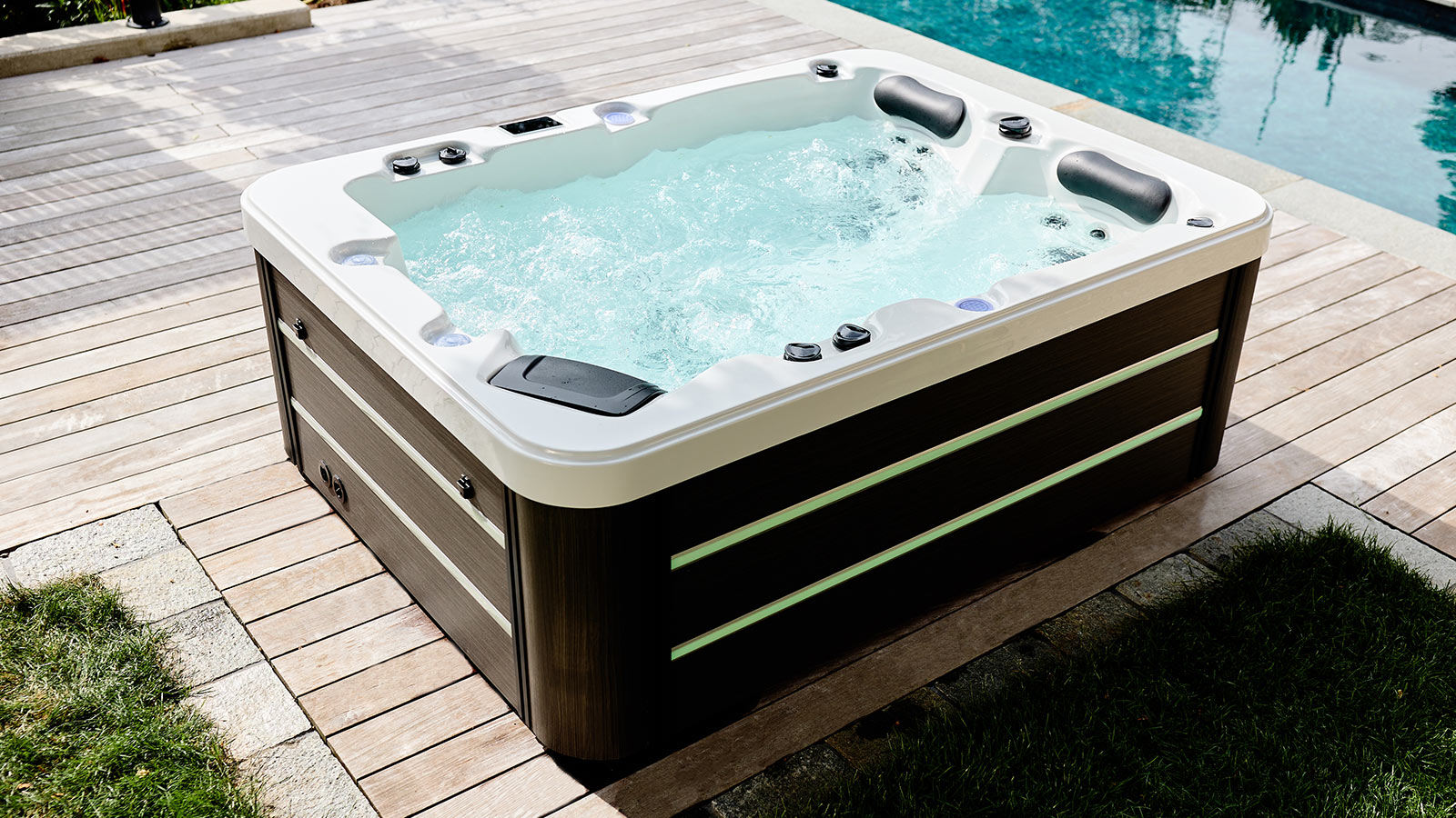 Outdoor Whirlpools: Ratgeber für Auswahl & Kauf